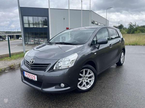 Pelēks Toyota Verso 2012 Viļņa, ar dzinēja tilpumu 1.80 L un nobraukumu 277 tūkst. km par 7650 €, foto 1 vietnē AUTOMOTO.COM.LV