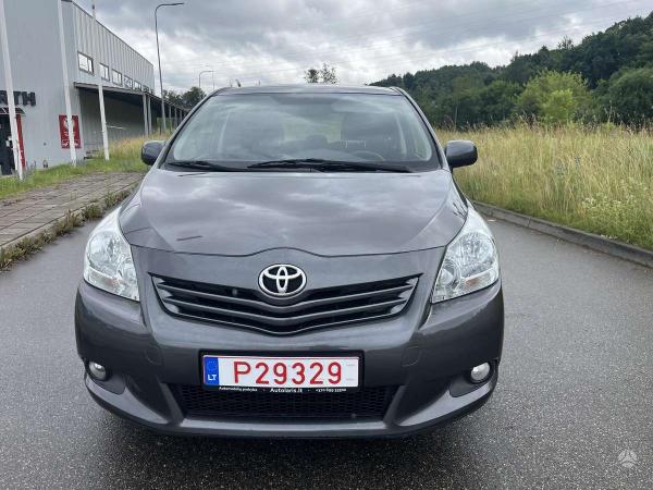 Pelēks Toyota Verso 2012 Viļņa, ar dzinēja tilpumu 1.80 L un nobraukumu 277 tūkst. km par 7650 €, foto 2 vietnē AUTOMOTO.COM.LV