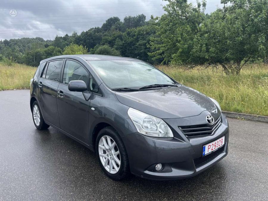 Grey Toyota Verso 2012 in Vilnius, with an engine capacity of 1.80 L and mileage of 277 thousand km for 7650 €, photo 4 on AUTOMOTO.COM.LV
