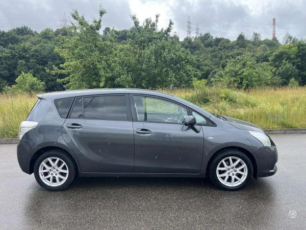 Pelēks Toyota Verso 2012 Viļņa, ar dzinēja tilpumu 1.80 L un nobraukumu 277 tūkst. km par 7650 €, foto 4 vietnē AUTOMOTO.COM.LV