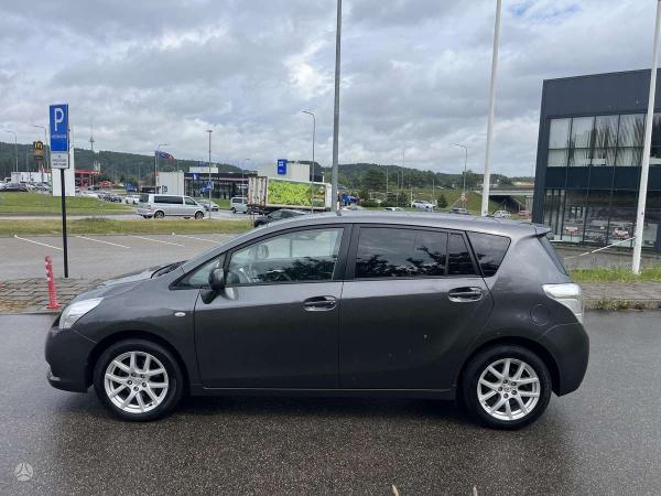 Pelēks Toyota Verso 2012 Viļņa, ar dzinēja tilpumu 1.80 L un nobraukumu 277 tūkst. km par 7650 €, foto 8 vietnē AUTOMOTO.COM.LV