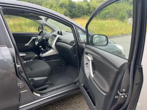 Grey Toyota Verso 2012 in Vilnius, with an engine capacity of 1.80 L and mileage of 277 thousand km for 7650 €, photo 17 on AUTOMOTO.COM.LV