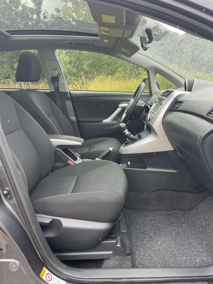 Grey Toyota Verso 2012 in Vilnius, with an engine capacity of 1.80 L and mileage of 277 thousand km for 7650 €, photo 18 on AUTOMOTO.COM.LV