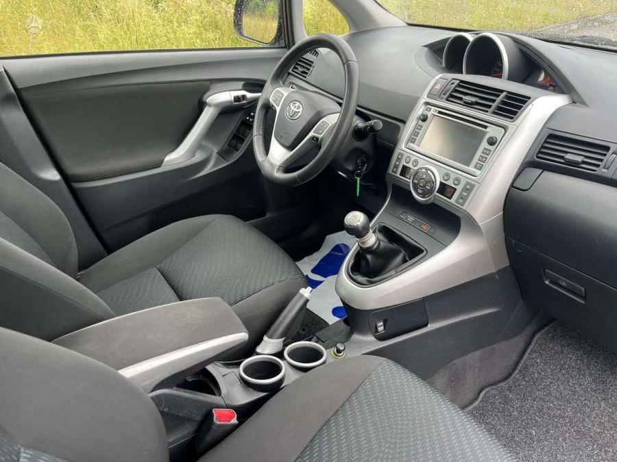 Grey Toyota Verso 2012 in Vilnius, with an engine capacity of 1.80 L and mileage of 277 thousand km for 7650 €, photo 19 on AUTOMOTO.COM.LV
