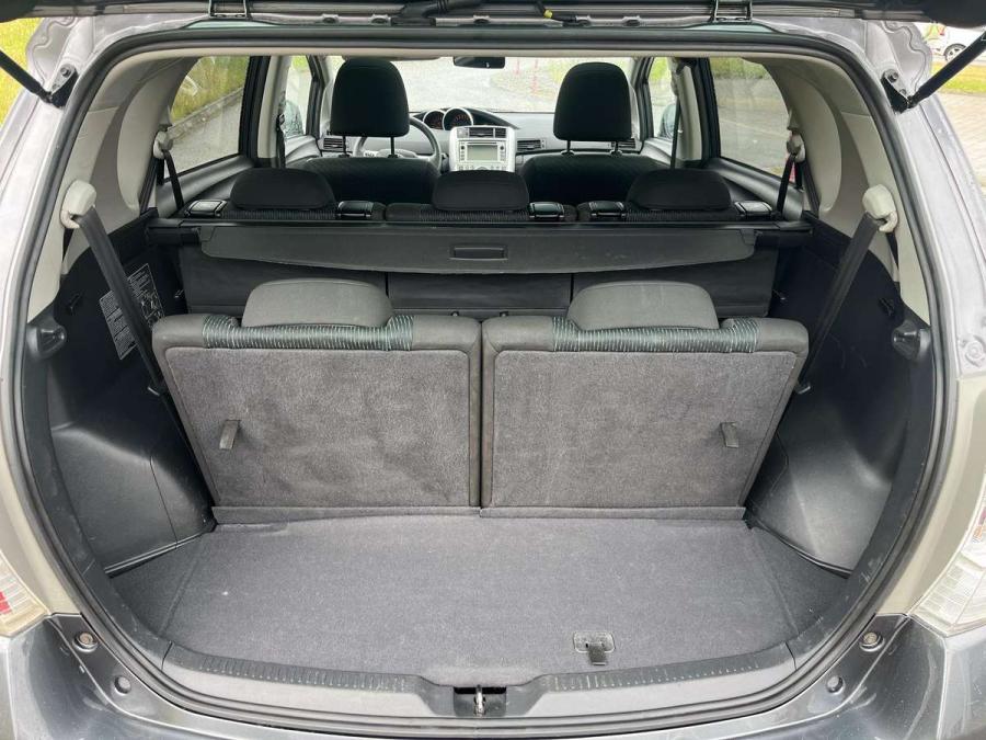 Grey Toyota Verso 2012 in Vilnius, with an engine capacity of 1.80 L and mileage of 277 thousand km for 7650 €, photo 24 on AUTOMOTO.COM.LV