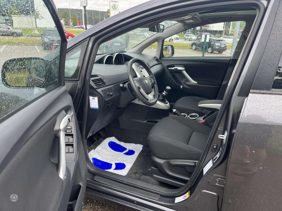 Grey Toyota Verso 2012 in Vilnius, with an engine capacity of 1.80 L and mileage of 277 thousand km for 7650 €, photo 25 on AUTOMOTO.COM.LV