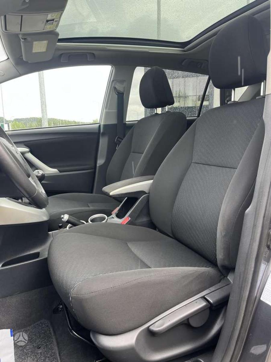 Grey Toyota Verso 2012 in Vilnius, with an engine capacity of 1.80 L and mileage of 277 thousand km for 7650 €, photo 29 on AUTOMOTO.COM.LV