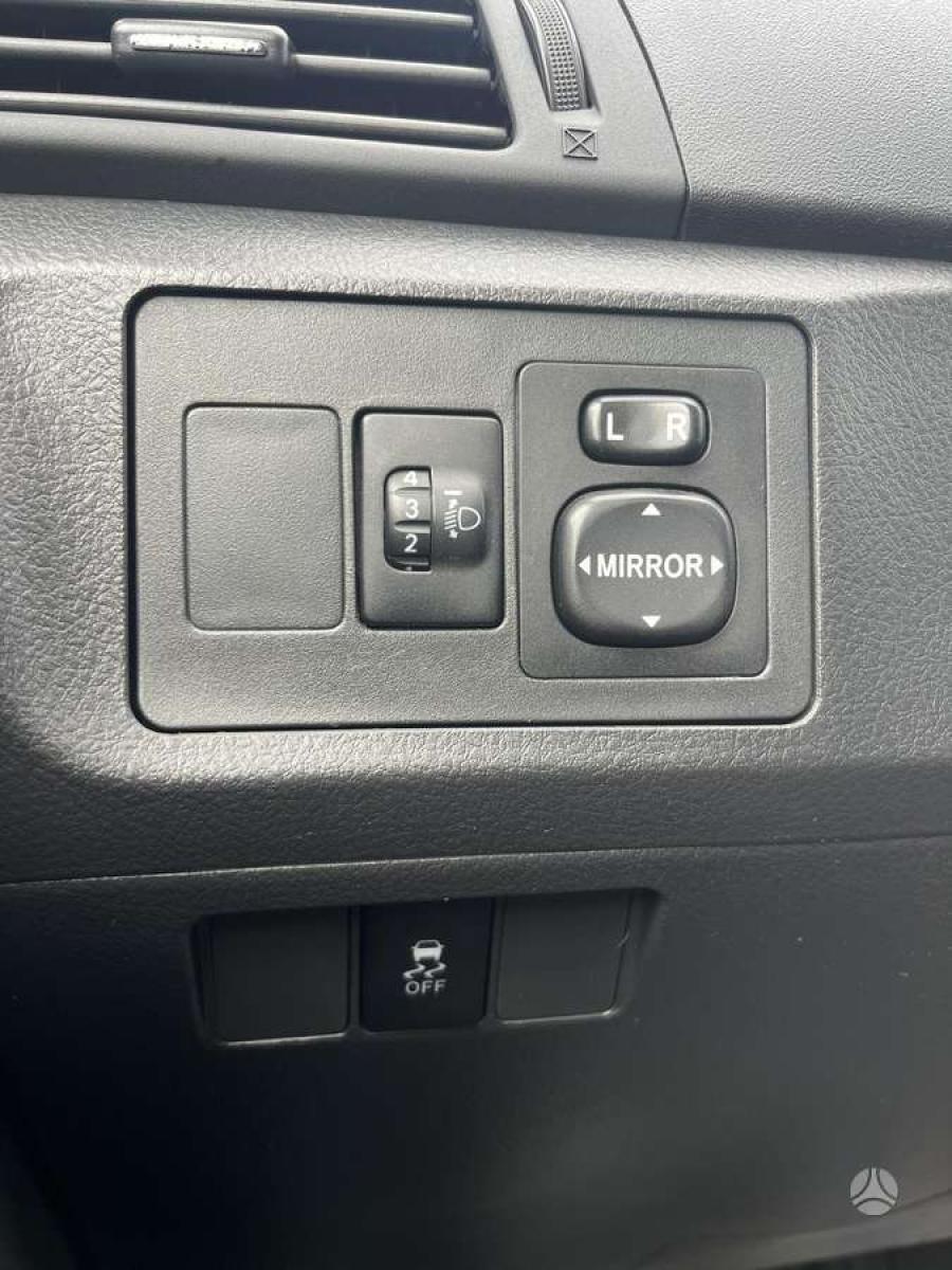 Grey Toyota Verso 2012 in Vilnius, with an engine capacity of 1.80 L and mileage of 277 thousand km for 7650 €, photo 31 on AUTOMOTO.COM.LV