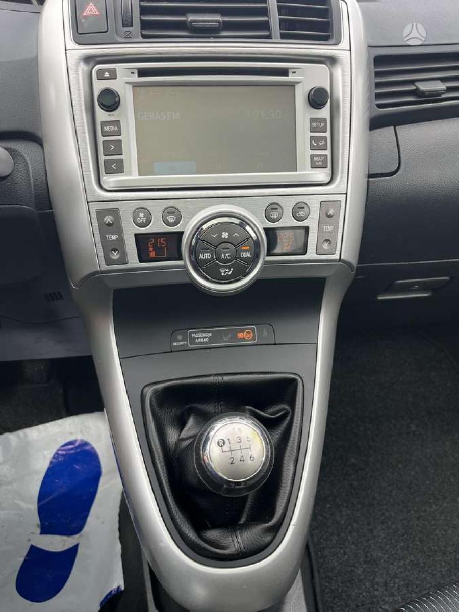Grey Toyota Verso 2012 in Vilnius, with an engine capacity of 1.80 L and mileage of 277 thousand km for 7650 €, photo 35 on AUTOMOTO.COM.LV
