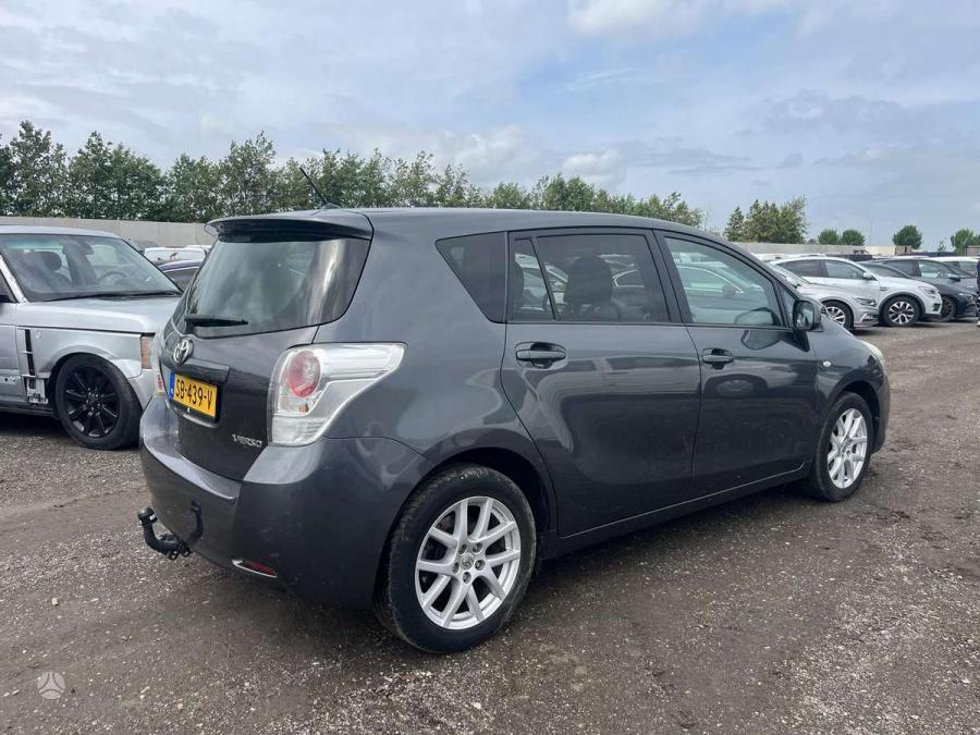 Grey Toyota Verso 2012 in Vilnius, with an engine capacity of 1.80 L and mileage of 277 thousand km for 7650 €, photo 47 on AUTOMOTO.COM.LV