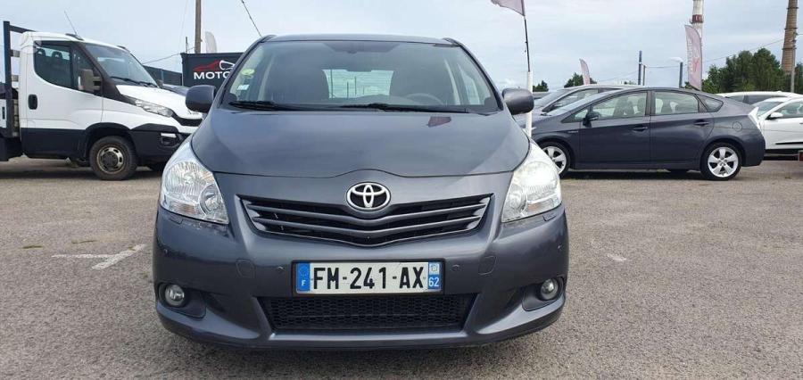 Grey Toyota Verso 2012 in Panevezys, with an engine capacity of 2.23 L and mileage of 221 thousand km for 5250 €, photo 1 on AUTOMOTO.COM.LV