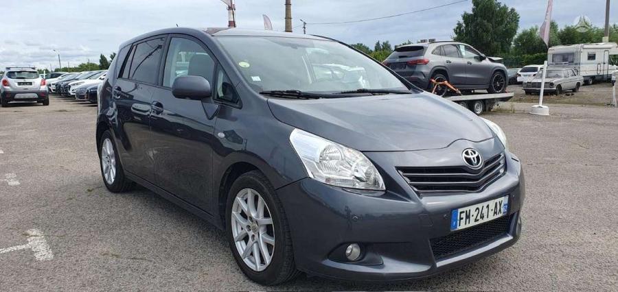 Grey Toyota Verso 2012 in Panevezys, with an engine capacity of 2.23 L and mileage of 221 thousand km for 5250 €, photo 3 on AUTOMOTO.COM.LV