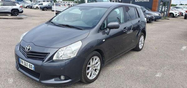 Pelēks Toyota Verso 2012 Panevēža, ar dzinēja tilpumu 2.23 L un nobraukumu 221 tūkst. km par 5250 €, foto 3 vietnē AUTOMOTO.COM.LV