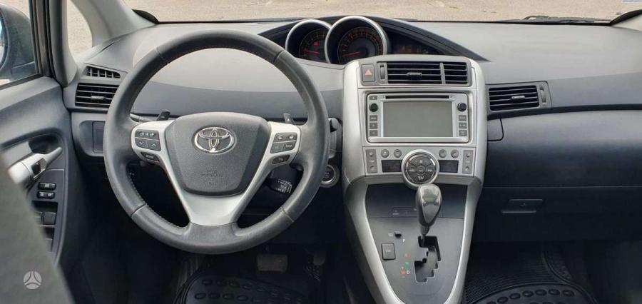 Grey Toyota Verso 2012 in Panevezys, with an engine capacity of 2.23 L and mileage of 221 thousand km for 5250 €, photo 8 on AUTOMOTO.COM.LV