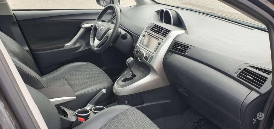 Grey Toyota Verso 2012 in Panevezys, with an engine capacity of 2.23 L and mileage of 221 thousand km for 5250 €, photo 12 on AUTOMOTO.COM.LV