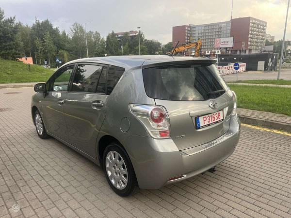 Grey Toyota Verso 2012 in Vilnius, with an engine capacity of 2.00 L and mileage of 234 thousand km for 6350 €, photo 7 on AUTOMOTO.COM.LV