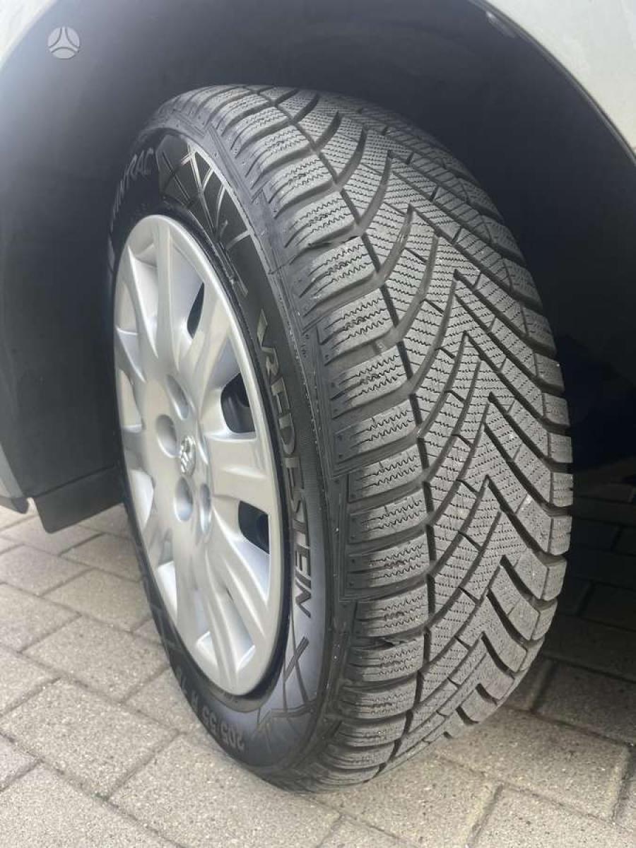 Pelēks Toyota Verso 2012 Viļņa, ar dzinēja tilpumu 2.00 L un nobraukumu 234 tūkst. km par 6350 €, foto 12 vietnē AUTOMOTO.COM.LV