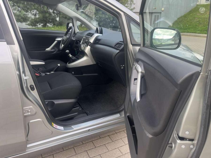 Pelēks Toyota Verso 2012 Viļņa, ar dzinēja tilpumu 2.00 L un nobraukumu 234 tūkst. km par 6350 €, foto 18 vietnē AUTOMOTO.COM.LV