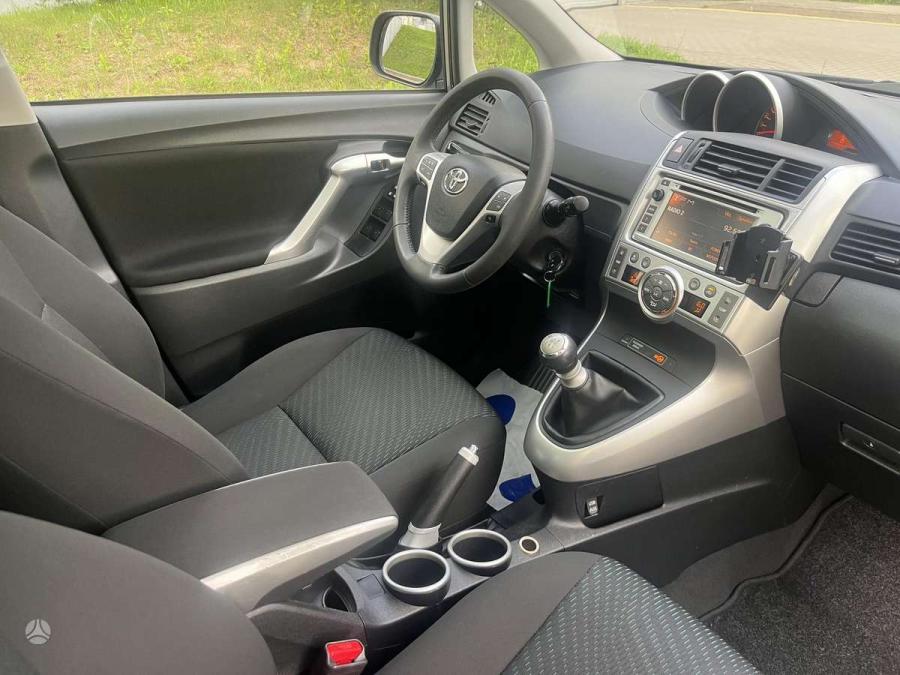 Pelēks Toyota Verso 2012 Viļņa, ar dzinēja tilpumu 2.00 L un nobraukumu 234 tūkst. km par 6350 €, foto 20 vietnē AUTOMOTO.COM.LV