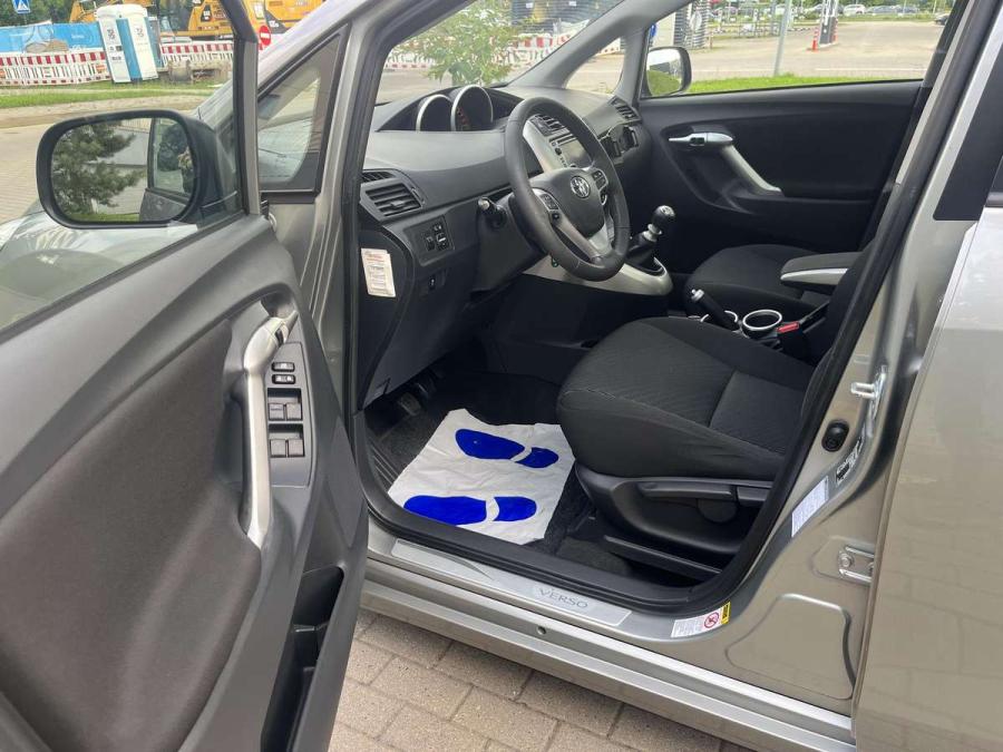 Pelēks Toyota Verso 2012 Viļņa, ar dzinēja tilpumu 2.00 L un nobraukumu 234 tūkst. km par 6350 €, foto 26 vietnē AUTOMOTO.COM.LV