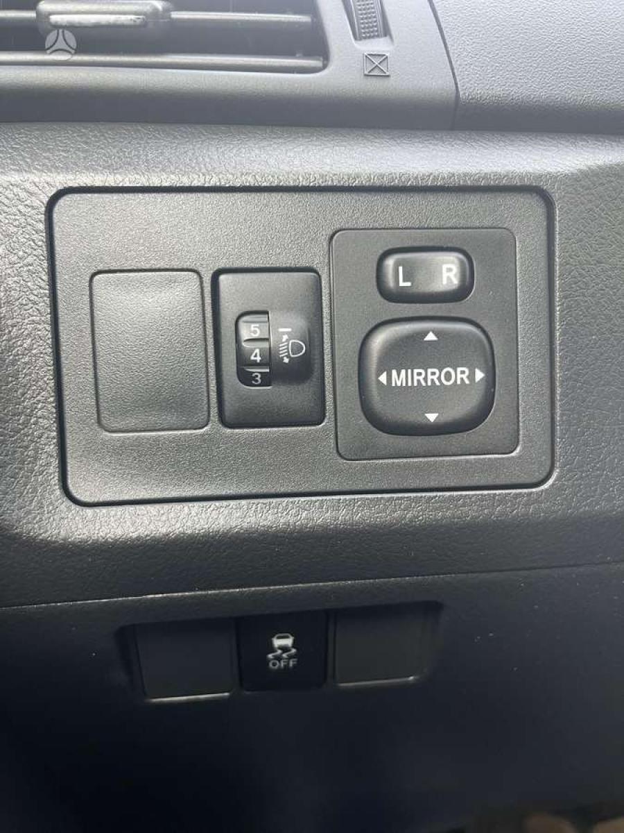 Pelēks Toyota Verso 2012 Viļņa, ar dzinēja tilpumu 2.00 L un nobraukumu 234 tūkst. km par 6350 €, foto 30 vietnē AUTOMOTO.COM.LV