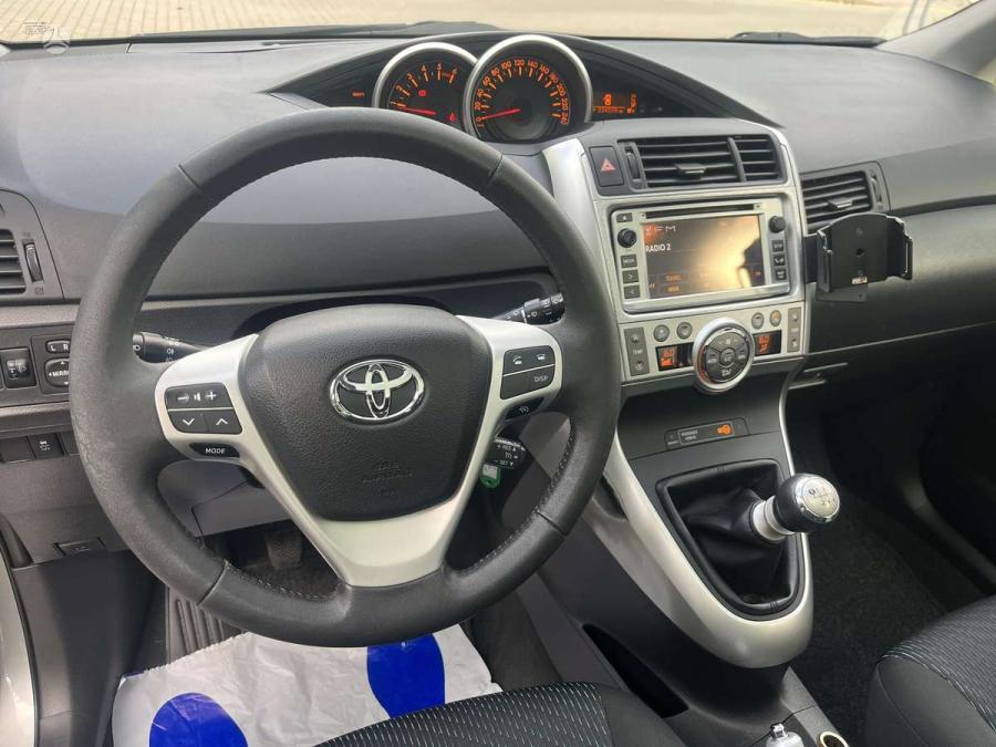 Pelēks Toyota Verso 2012 Viļņa, ar dzinēja tilpumu 2.00 L un nobraukumu 234 tūkst. km par 6350 €, foto 31 vietnē AUTOMOTO.COM.LV