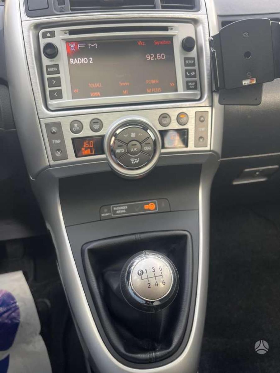 Pelēks Toyota Verso 2012 Viļņa, ar dzinēja tilpumu 2.00 L un nobraukumu 234 tūkst. km par 6350 €, foto 35 vietnē AUTOMOTO.COM.LV