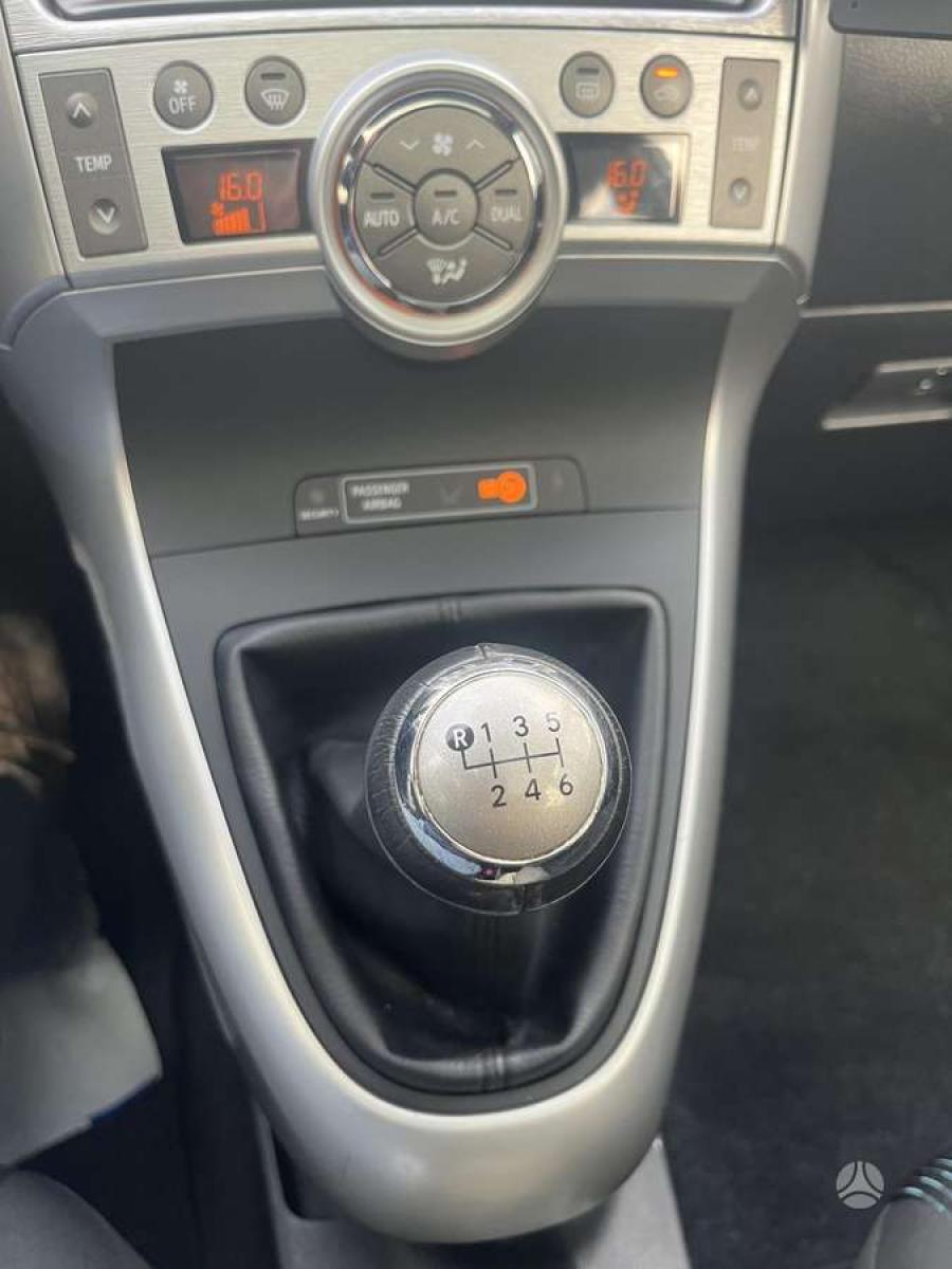Pelēks Toyota Verso 2012 Viļņa, ar dzinēja tilpumu 2.00 L un nobraukumu 234 tūkst. km par 6350 €, foto 39 vietnē AUTOMOTO.COM.LV