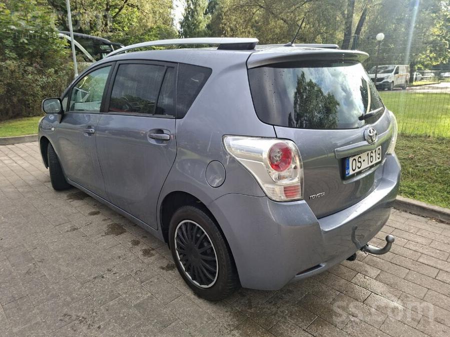 Grey Toyota Verso 2012 in Riga, with an engine capacity of 2.00 L and mileage of 225 thousand km for 5650 €, photo 4 on AUTOMOTO.COM.LV