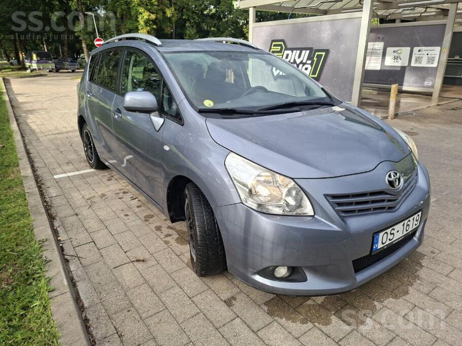 Grey Toyota Verso 2012 in Riga, with an engine capacity of 2.00 L and mileage of 225 thousand km for 5650 €, photo 8 on AUTOMOTO.COM.LV
