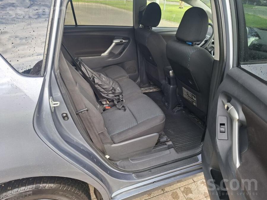 Grey Toyota Verso 2012 in Riga, with an engine capacity of 2.00 L and mileage of 225 thousand km for 5650 €, photo 12 on AUTOMOTO.COM.LV