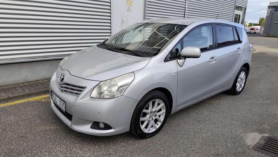 Grey Toyota Verso 2012 in Vilnius, with an engine capacity of 2.00 L and mileage of 223 thousand km for 4800 €, photo 3 on AUTOMOTO.COM.LV