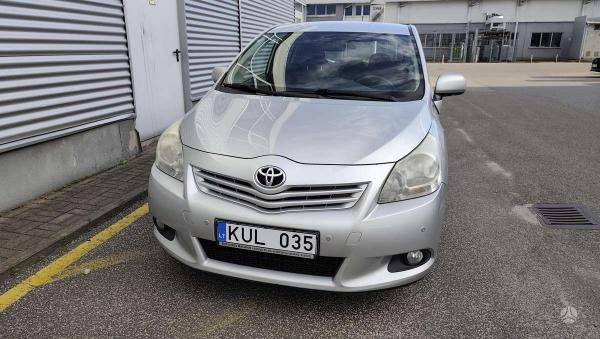 Grey Toyota Verso 2012 in Vilnius, with an engine capacity of 2.00 L and mileage of 223 thousand km for 4800 €, photo 4 on AUTOMOTO.COM.LV
