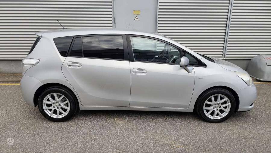 Grey Toyota Verso 2012 in Vilnius, with an engine capacity of 2.00 L and mileage of 223 thousand km for 4800 €, photo 7 on AUTOMOTO.COM.LV