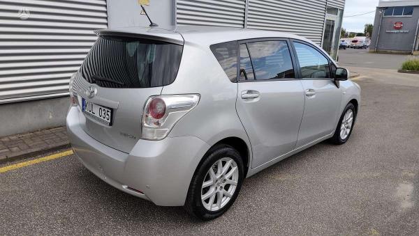 Grey Toyota Verso 2012 in Vilnius, with an engine capacity of 2.00 L and mileage of 223 thousand km for 4800 €, photo 8 on AUTOMOTO.COM.LV