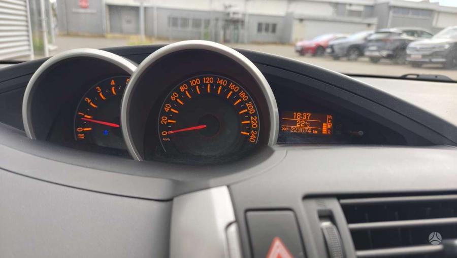 Grey Toyota Verso 2012 in Vilnius, with an engine capacity of 2.00 L and mileage of 223 thousand km for 4800 €, photo 22 on AUTOMOTO.COM.LV