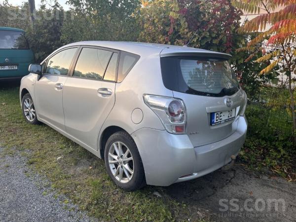Grey Toyota Verso 2012 in Riga, with an engine capacity of 2.00 L and mileage of 313 thousand km for 800 €, photo 1 on AUTOMOTO.COM.LV