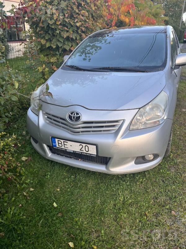Grey Toyota Verso 2012 in Riga, with an engine capacity of 2.00 L and mileage of 313 thousand km for 800 €, photo 5 on AUTOMOTO.COM.LV
