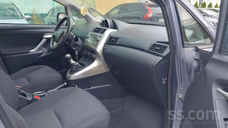Pelēks Toyota Verso 2012 Daugavpils, ar dzinēja tilpumu 1.60 L un nobraukumu 0 tūkst. km par 5500 €, foto 24 vietnē AUTOMOTO.COM.LV