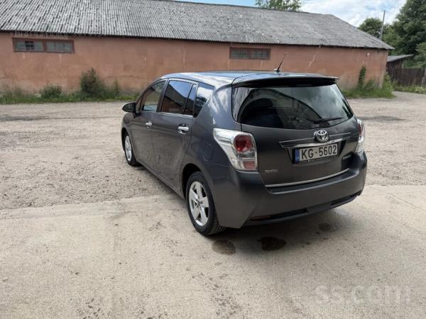 Grey Toyota Verso 2013 in Valmiera, with an engine capacity of 2.00 L and mileage of 124 thousand km for 5950 €, photo 3 on AUTOMOTO.COM.LV
