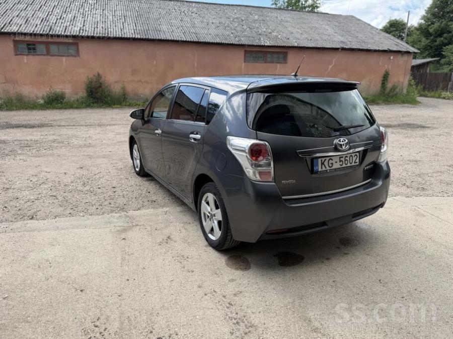 Grey Toyota Verso 2013 in Valmiera, with an engine capacity of 2.00 L and mileage of 124 thousand km for 5950 €, photo 4 on AUTOMOTO.COM.LV