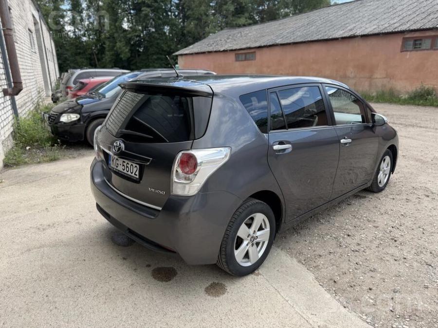 Grey Toyota Verso 2013 in Valmiera, with an engine capacity of 2.00 L and mileage of 124 thousand km for 5950 €, photo 5 on AUTOMOTO.COM.LV