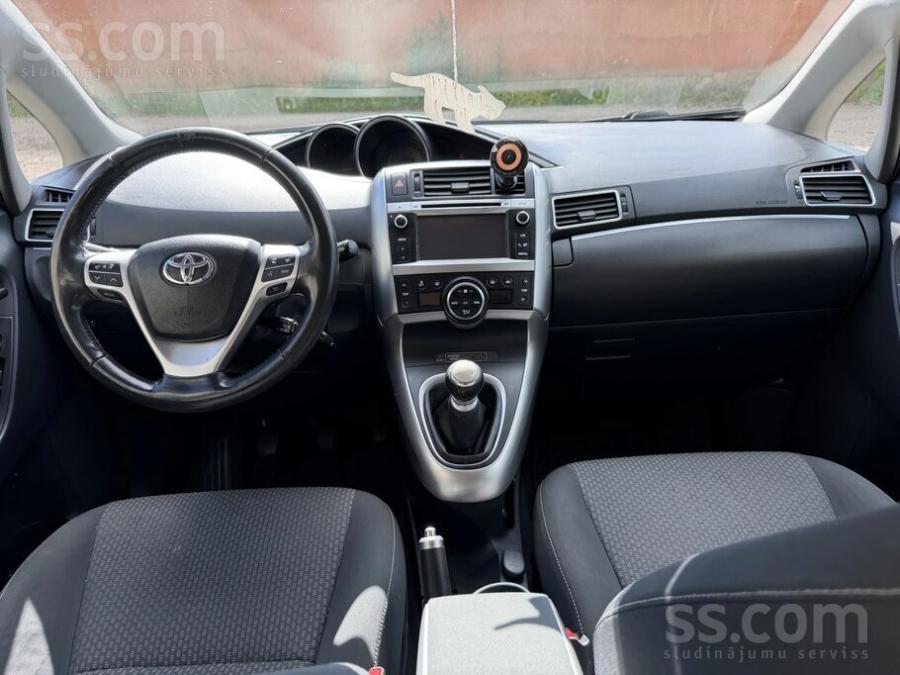 Grey Toyota Verso 2013 in Valmiera, with an engine capacity of 2.00 L and mileage of 124 thousand km for 5950 €, photo 6 on AUTOMOTO.COM.LV
