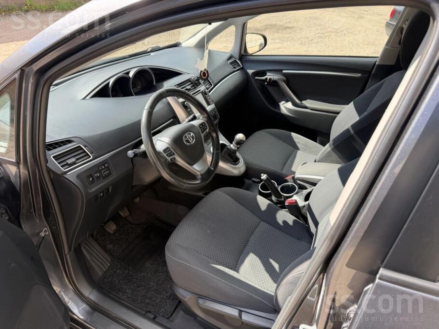 Grey Toyota Verso 2013 in Valmiera, with an engine capacity of 2.00 L and mileage of 124 thousand km for 5950 €, photo 7 on AUTOMOTO.COM.LV