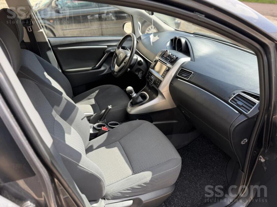 Grey Toyota Verso 2013 in Valmiera, with an engine capacity of 2.00 L and mileage of 124 thousand km for 5950 €, photo 8 on AUTOMOTO.COM.LV