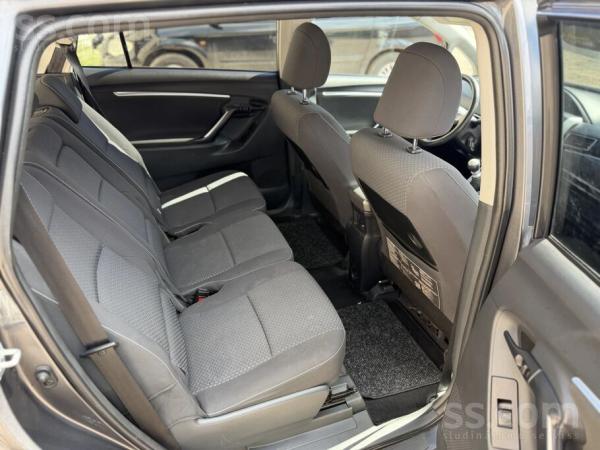Grey Toyota Verso 2013 in Valmiera, with an engine capacity of 2.00 L and mileage of 124 thousand km for 5950 €, photo 8 on AUTOMOTO.COM.LV