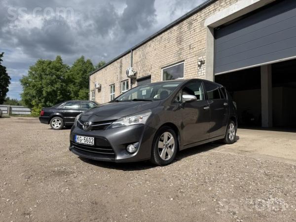 Pelēks Toyota Verso 2013 Valmiera, ar dzinēja tilpumu 2.00 L un nobraukumu 124 tūkst. km par 5950 €, foto 1 vietnē AUTOMOTO.COM.LV