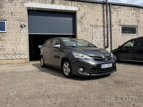 Pelēks Toyota Verso 2013 Valmiera, ar dzinēja tilpumu 2.00 L un nobraukumu 124 tūkst. km par 5950 €, foto 2 vietnē AUTOMOTO.COM.LV