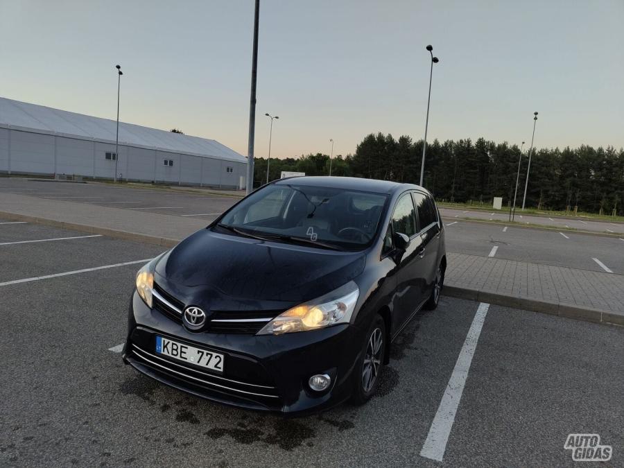 Pelēks Toyota Verso 2013 Viļņa, ar dzinēja tilpumu 2.00 L un nobraukumu 188 tūkst. km par 6400 €, foto 1 vietnē AUTOMOTO.COM.LV