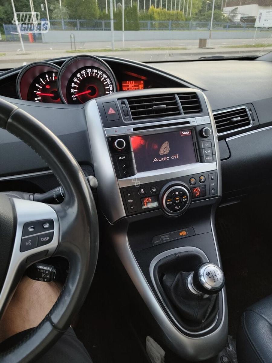 Pelēks Toyota Verso 2013 Viļņa, ar dzinēja tilpumu 2.00 L un nobraukumu 188 tūkst. km par 6400 €, foto 11 vietnē AUTOMOTO.COM.LV